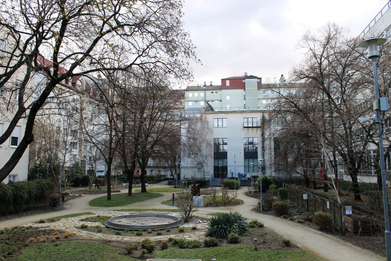 Dob utca 37. [Oázis City kertészet / Janikovszky Éva Park] - Budapest100